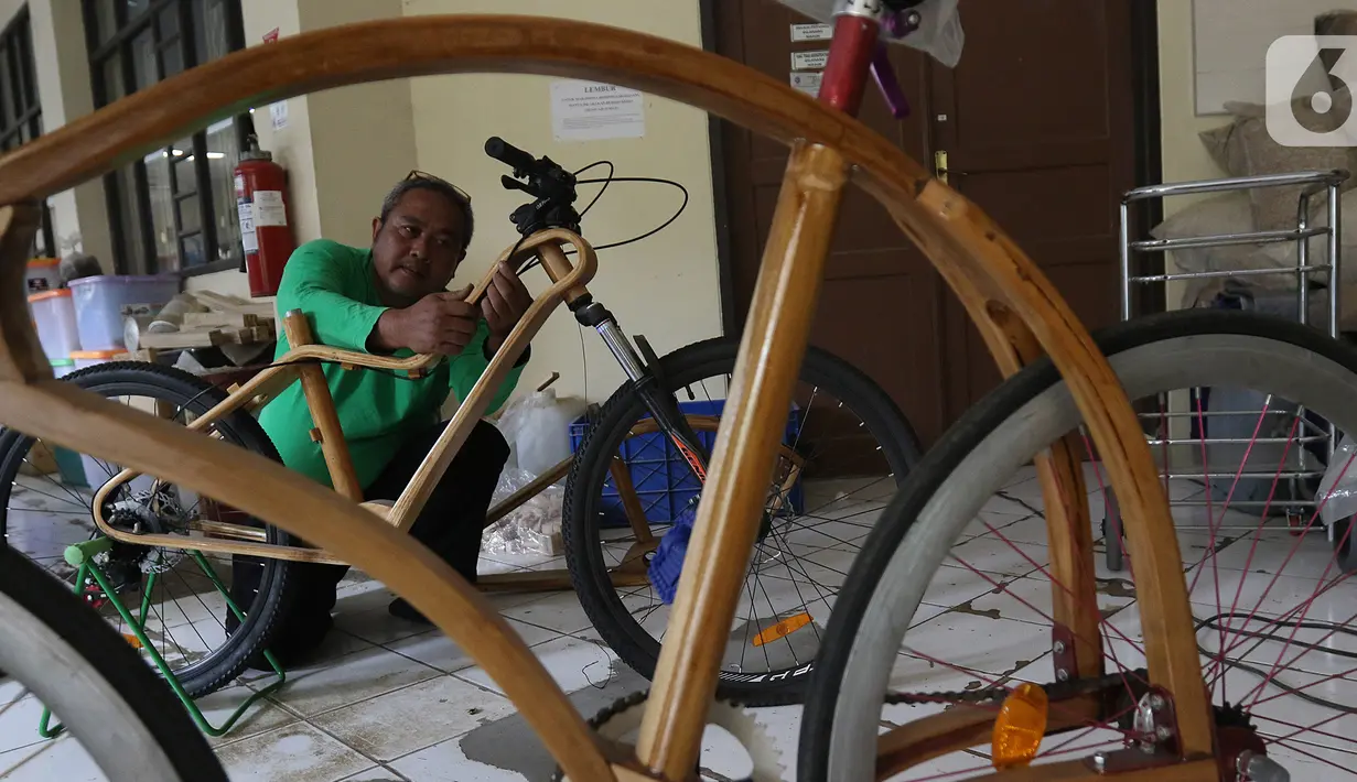 FOTO: Melihat Proses Pembuatan Sepeda Kayu - Foto Liputan6.com