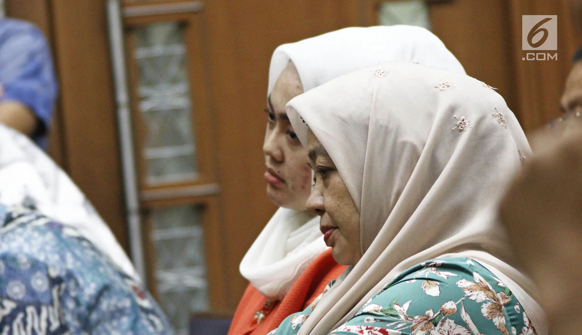 FOTO: Isak Tangis Keluarga dan Kerabat di Sidang Vonis Asrun - Adriatma ...