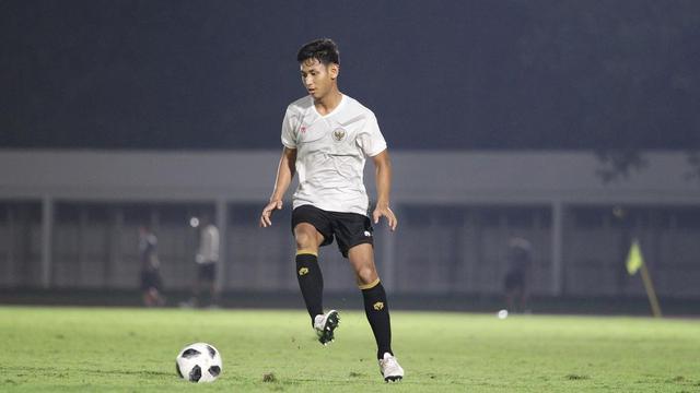 5 Potret Salman Alfarid, Bek Kiri Baru Persebaya Surabaya - Surabaya ...