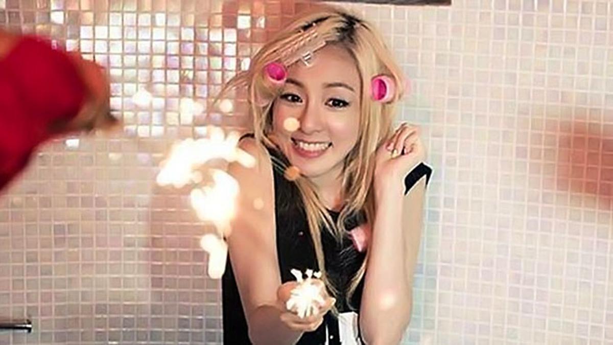 Saat Sedih, Dara `2NE1` Hanya Ditemani Gitarnya - ShowBiz Liputan6.com