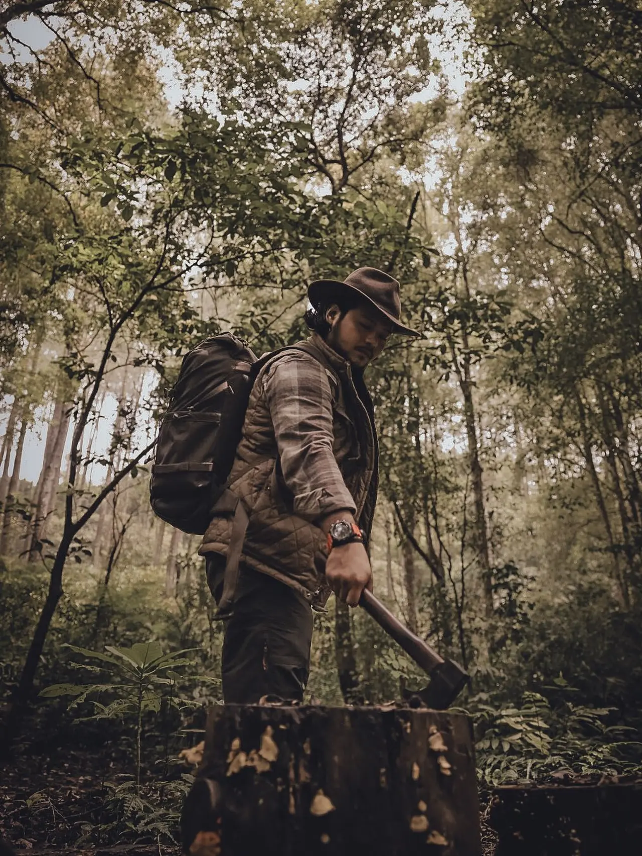 7 Gaya Ramon Y Tungka Tampil Keren Saat Berpetualang di Alam - Surabaya ...