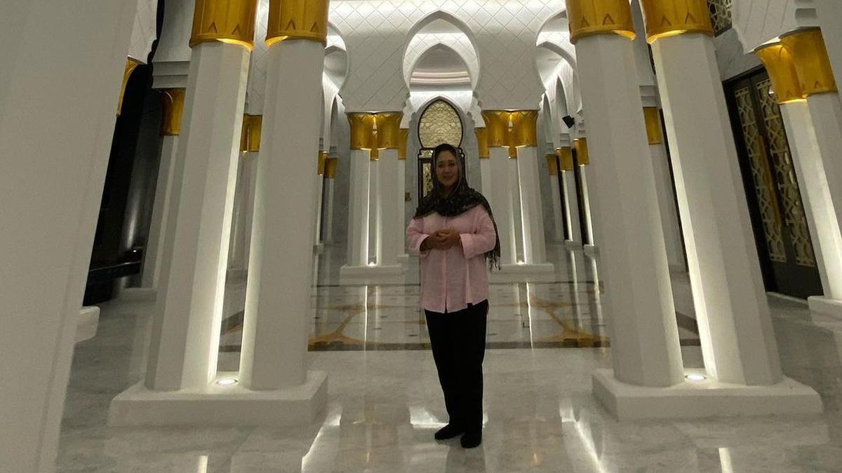 6 Potret Titiek Soeharto di Masjid Raya Sheikh Zayed Solo, Salat Bareng Istri Raja Yang ...