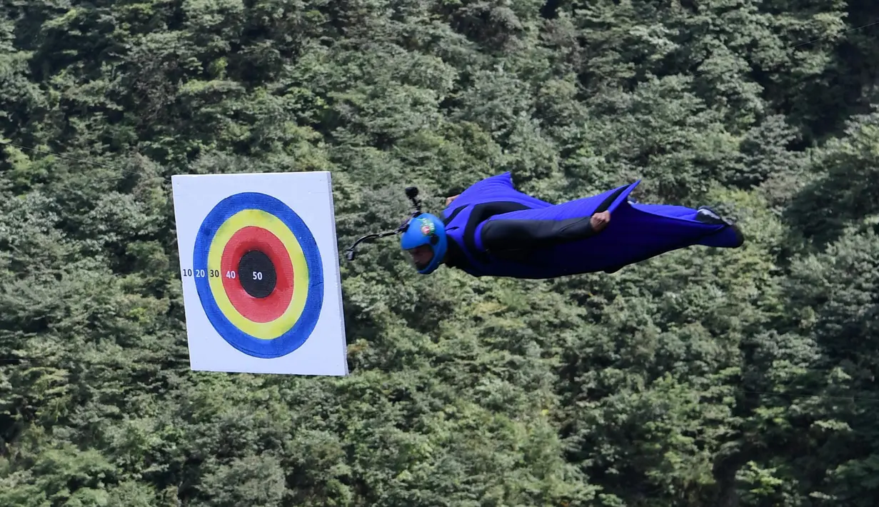 PHOTO: Wingsuit Flying, Sensasi Terjun Gaya Bebas di Angkasa - Foto ...