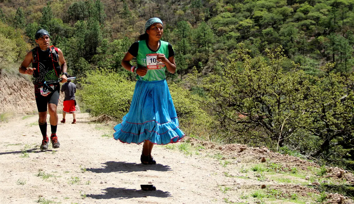 Suku Ini Ikuti Lomba Marathon dengan Mengandalkan Sandal - Foto ...