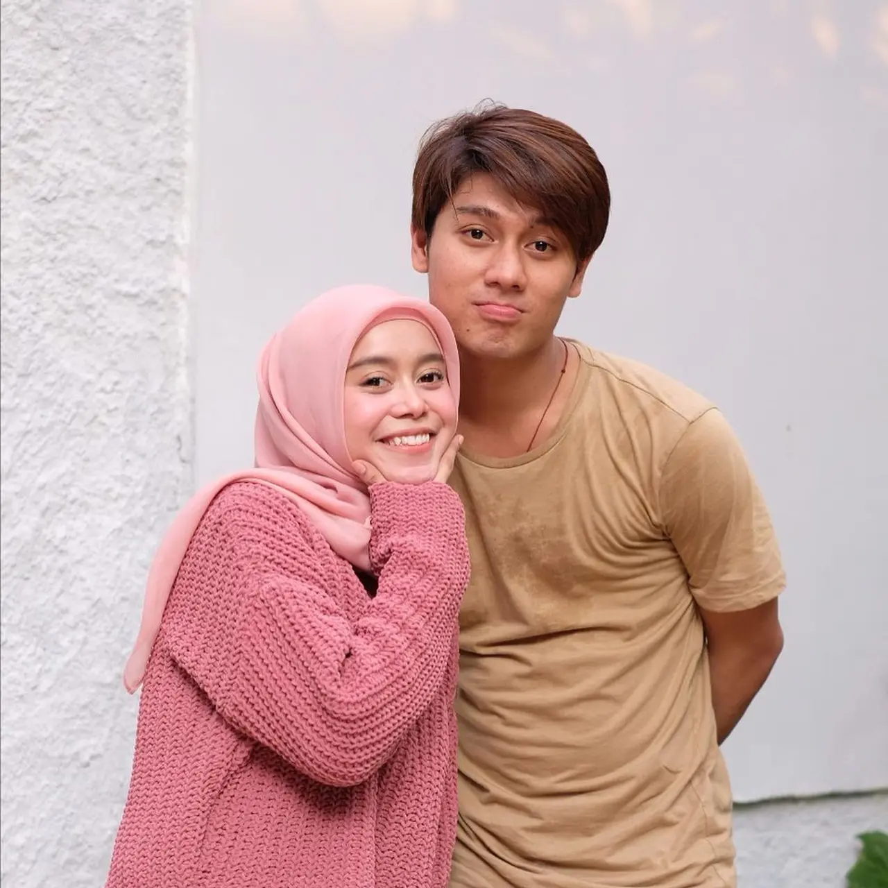 Sah Jadi Suami Istri, Ini 6 Potret Perjalanan Cinta Rizky Billar dan Lesty Kejora - Hot Liputan6.com