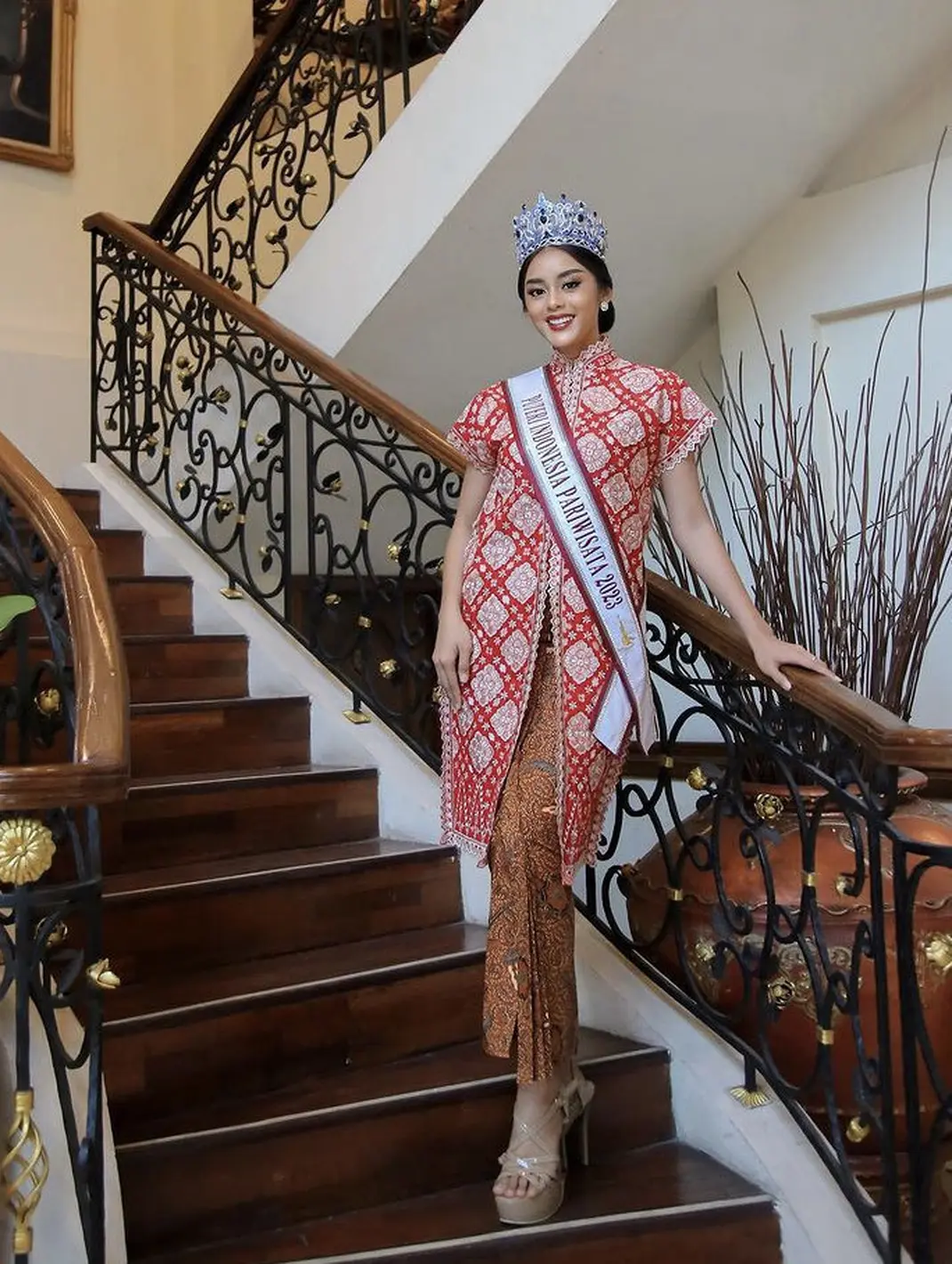 8 Pesona Puteri Indonesia Dibalut Baju Adat di Istana Negara saat ...