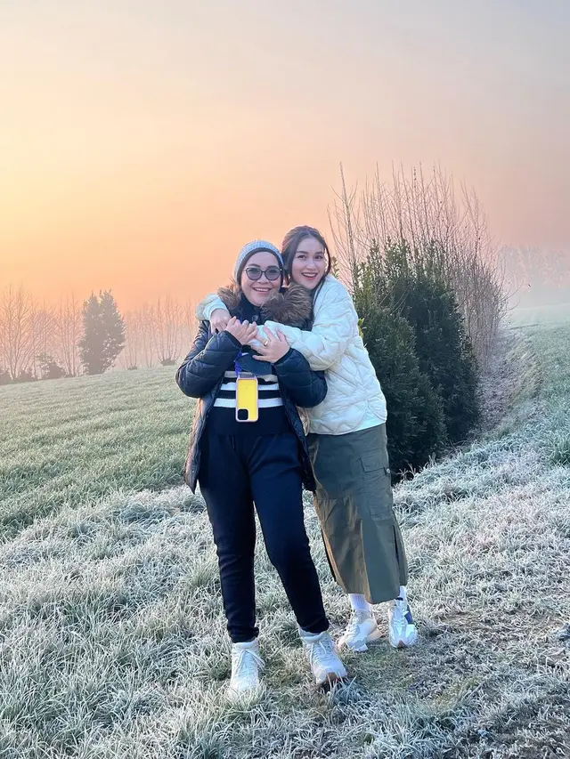 6 Potret Ibunda Ayu Ting Ting saat Liburan di Eropa, Penampilan Tanpa Hijab Jadi Sorotan - Hot ...