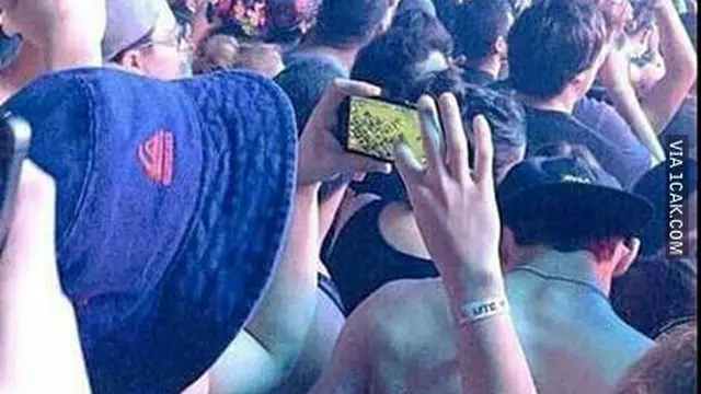 6 Kelakuan Nyeleneh saat Nonton Konser ini Bikin Tepuk Jidat - Hot Liputan6.com