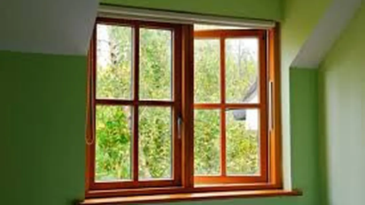 Ingin Rumah Tampak Mewah? Coba 9 Desain Jendela Kayu yang Elegan Ini ...