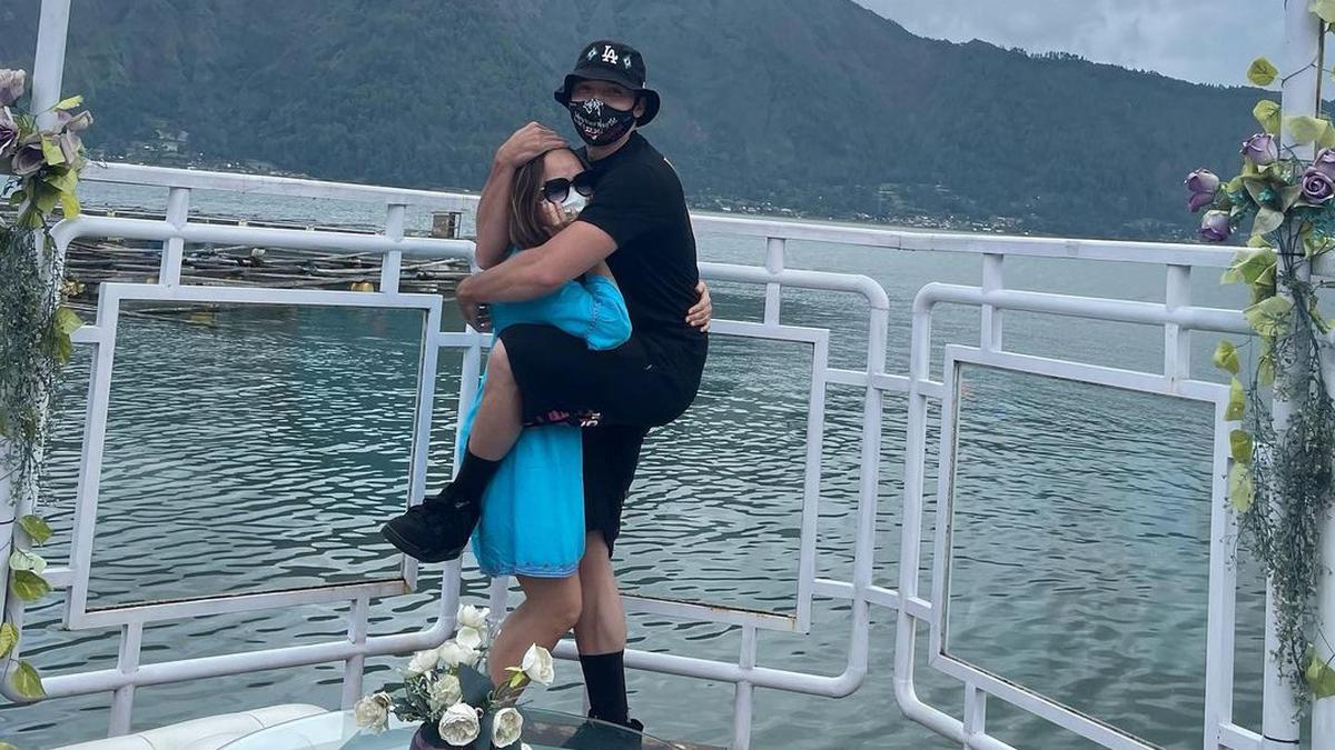 Dari Rayakan Natal Hingga Valentine, Ini 8 Potret Romantis Stefan ...