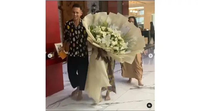 Dikado Mobil Mewah, Ini 6 Momen Kejutan Ultah Ussy Sulistiawaty dari Andhika Pratama - Hot ...