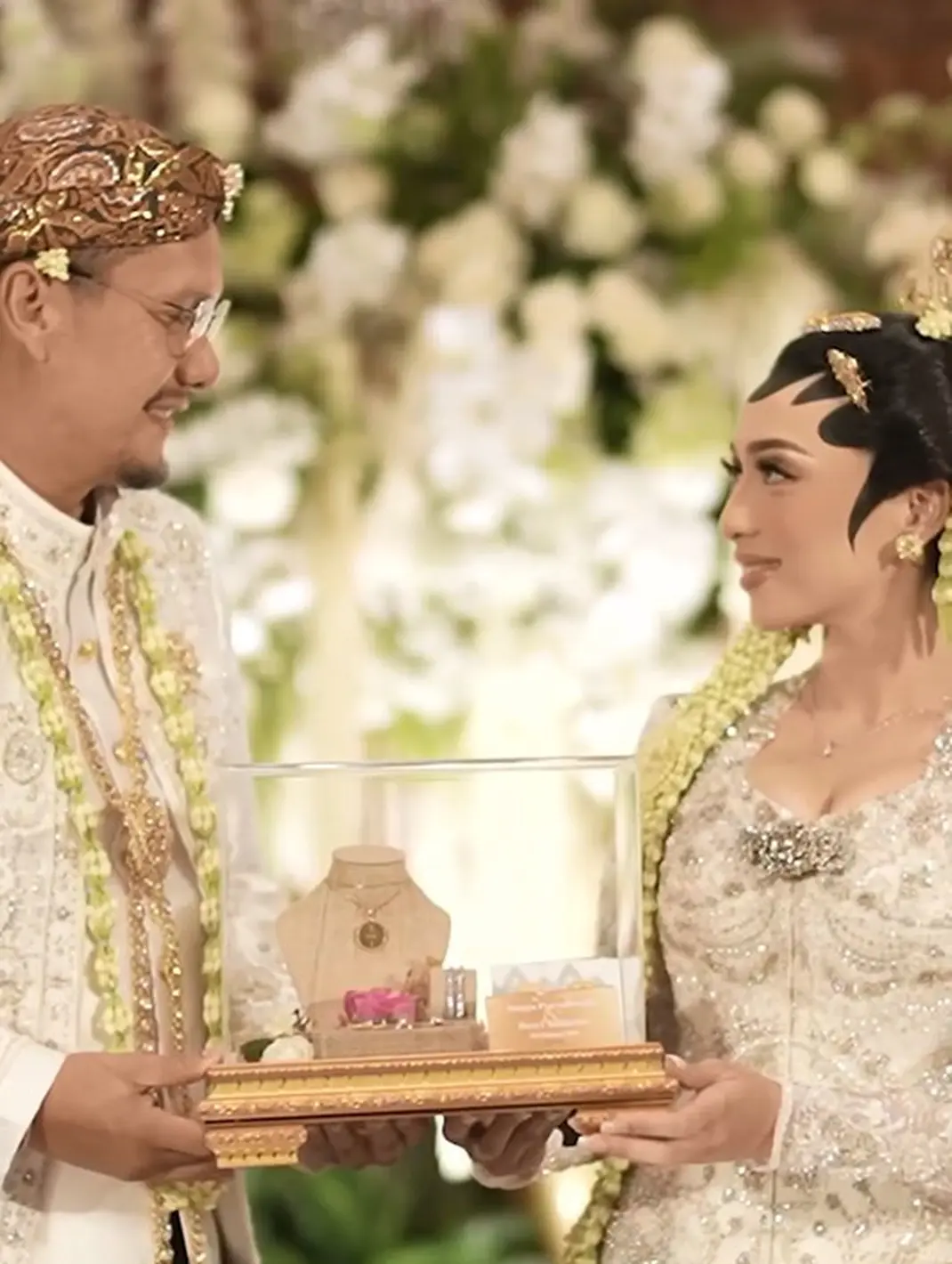 10 Potret Estetik Pernikahan Angga Puradiredja dan Dewi Andarini ...
