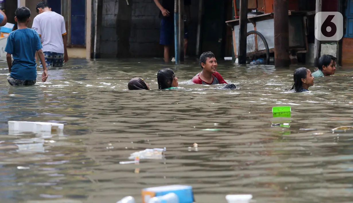Banjir Rob, Enam RT dan Dua Ruas Jalan di Jakarta Utara Terendam Air - Foto Liputan6.com