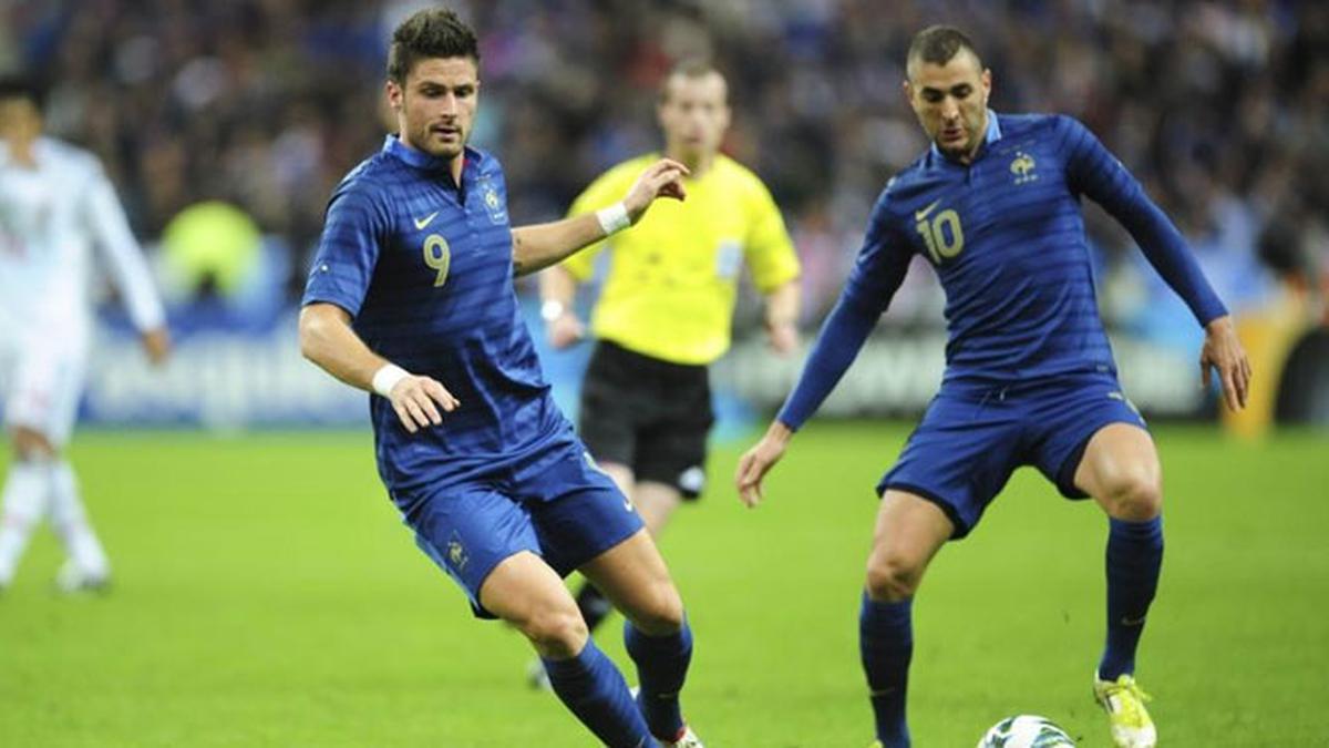 Karim Benzema Ledek Olivier Giroud, Striker Barcelona Bela Siapa?