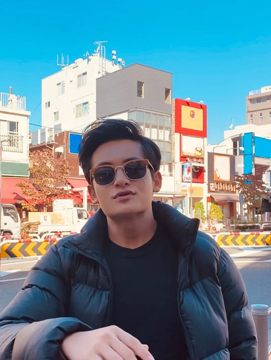 FOTO: Gaya Randy Martin saat Pakai Kacamata, Tampil Trendi - Foto ...