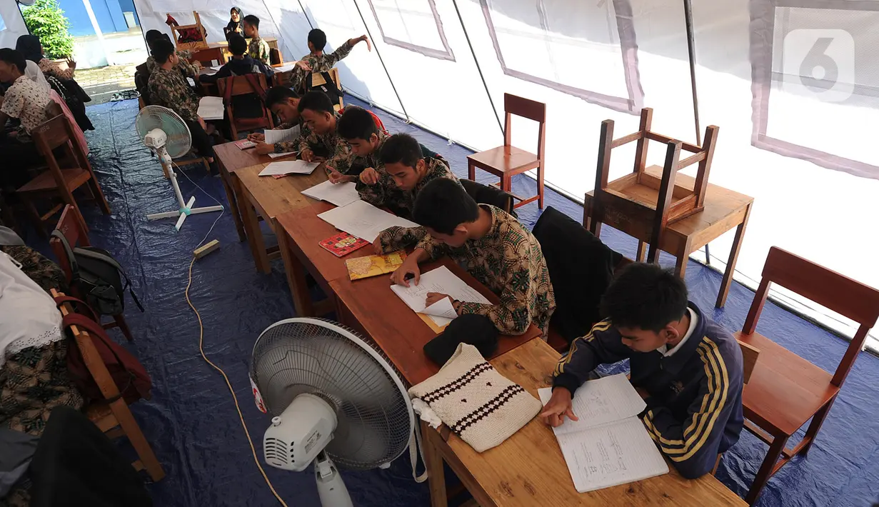FOTO: Murid Sekolah Khusus di Tangsel Ujian Dalam Tenda Darurat - Foto ...
