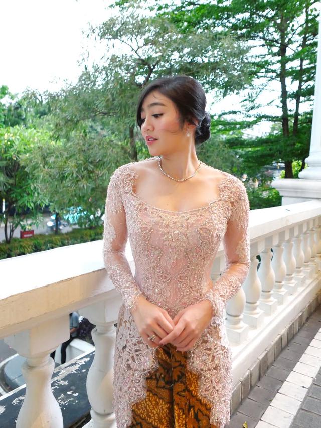 Intip Gaya Febby Rastanty dengan Kebaya Brokat Dusty Pink yang Feminim ...