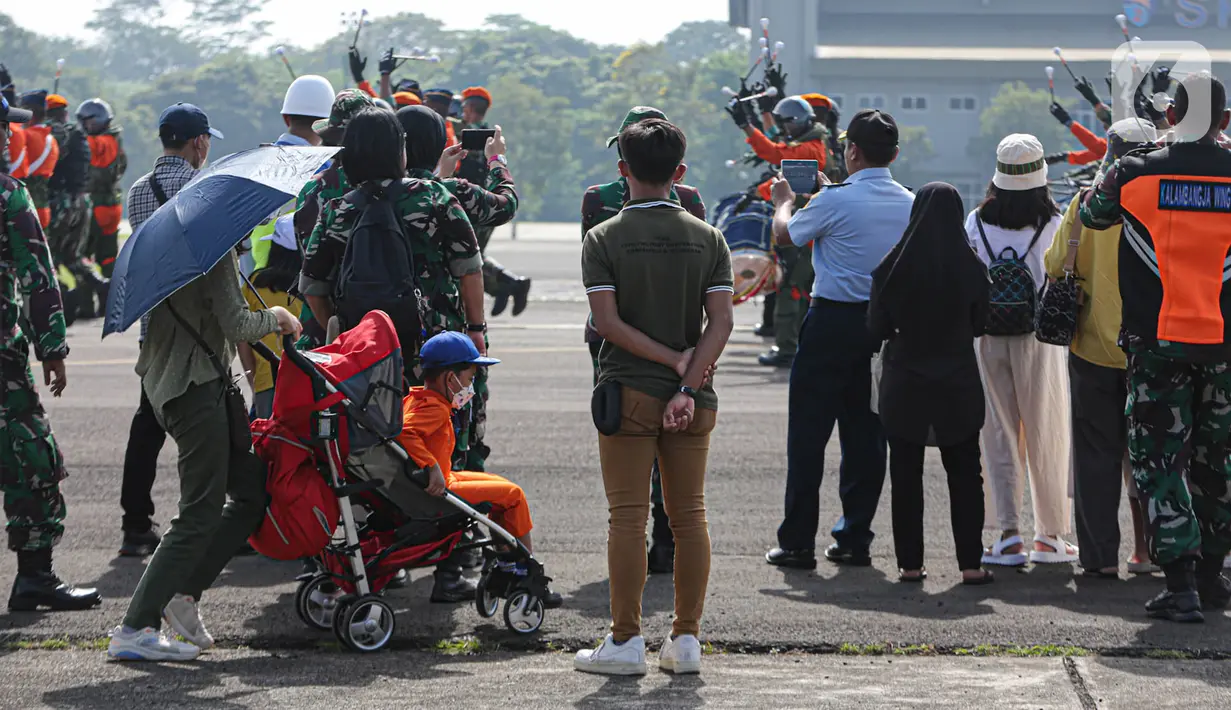 Warga Antusias Saksikan Atraksi saat Gladi Bersih HUT ke-77 TNI AU - Foto Liputan6.com