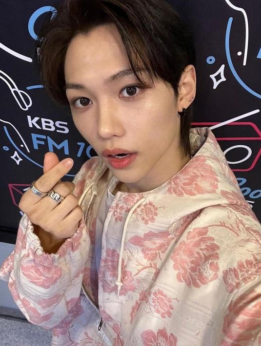 Potret Felix STRAY KIDS dengan Pose Finger Heart, Imut dan Menggemaskan ...