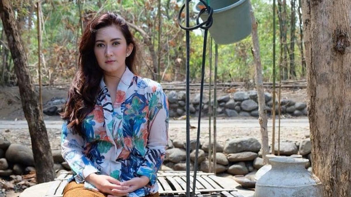 6 Gaya Nafa Urbach Berkebaya, Pesonanya bak Kembang Desa