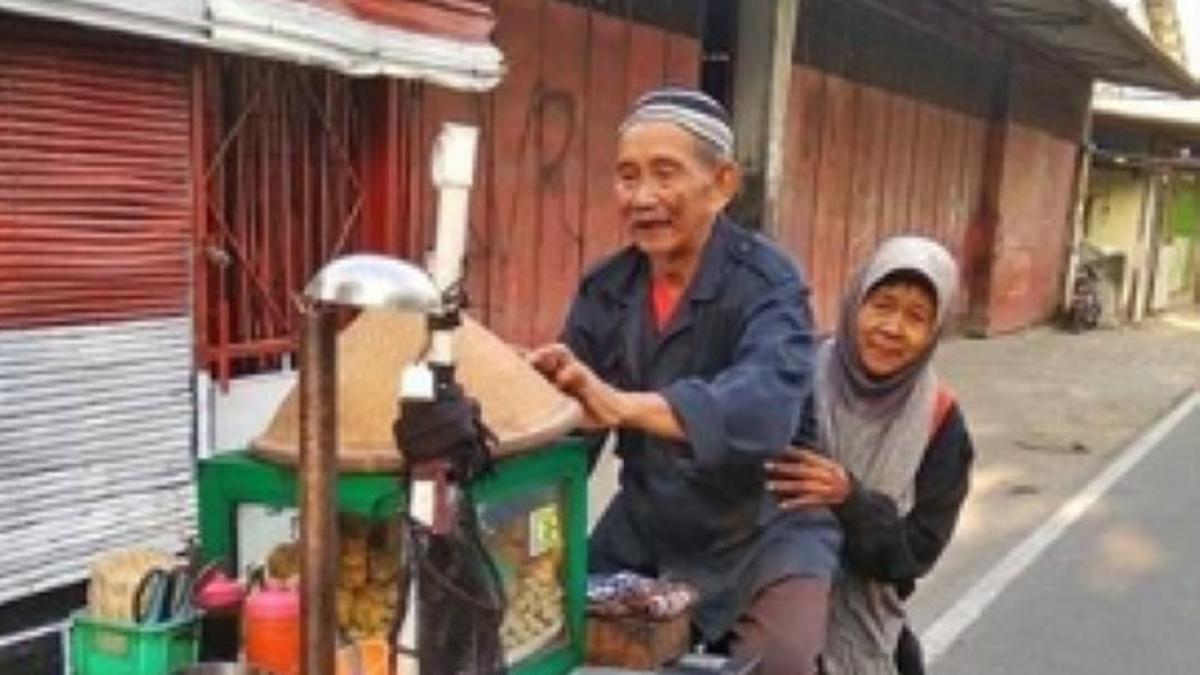 Viral Kisah Kakek Jualan Bakso Gerobak Sambil Bonceng Istri - Citizen6 ...
