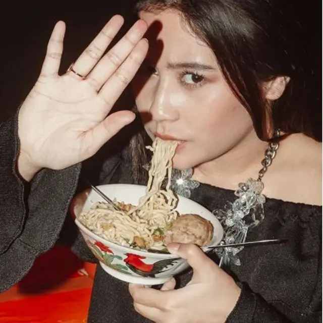 Penampilan Menawan Prilly Latuconsina Saat Makan di Warung Pinggir ...