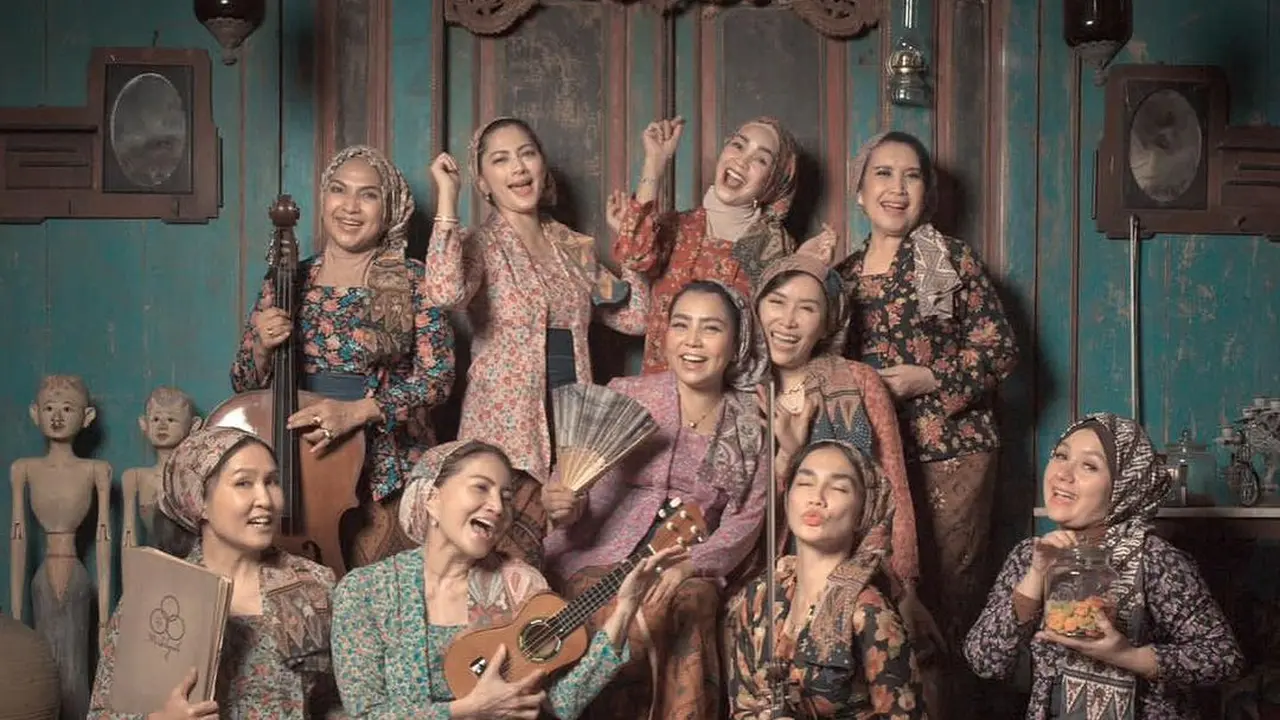 6 Gaya Pemotretan Geng Kepompong Pakai Baju Jawa Ini Curi Perhatian ...