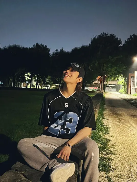 Gaya Boyfriend Material ala Joshua Seventeen, Tetap Stylish dan Banjir ...
