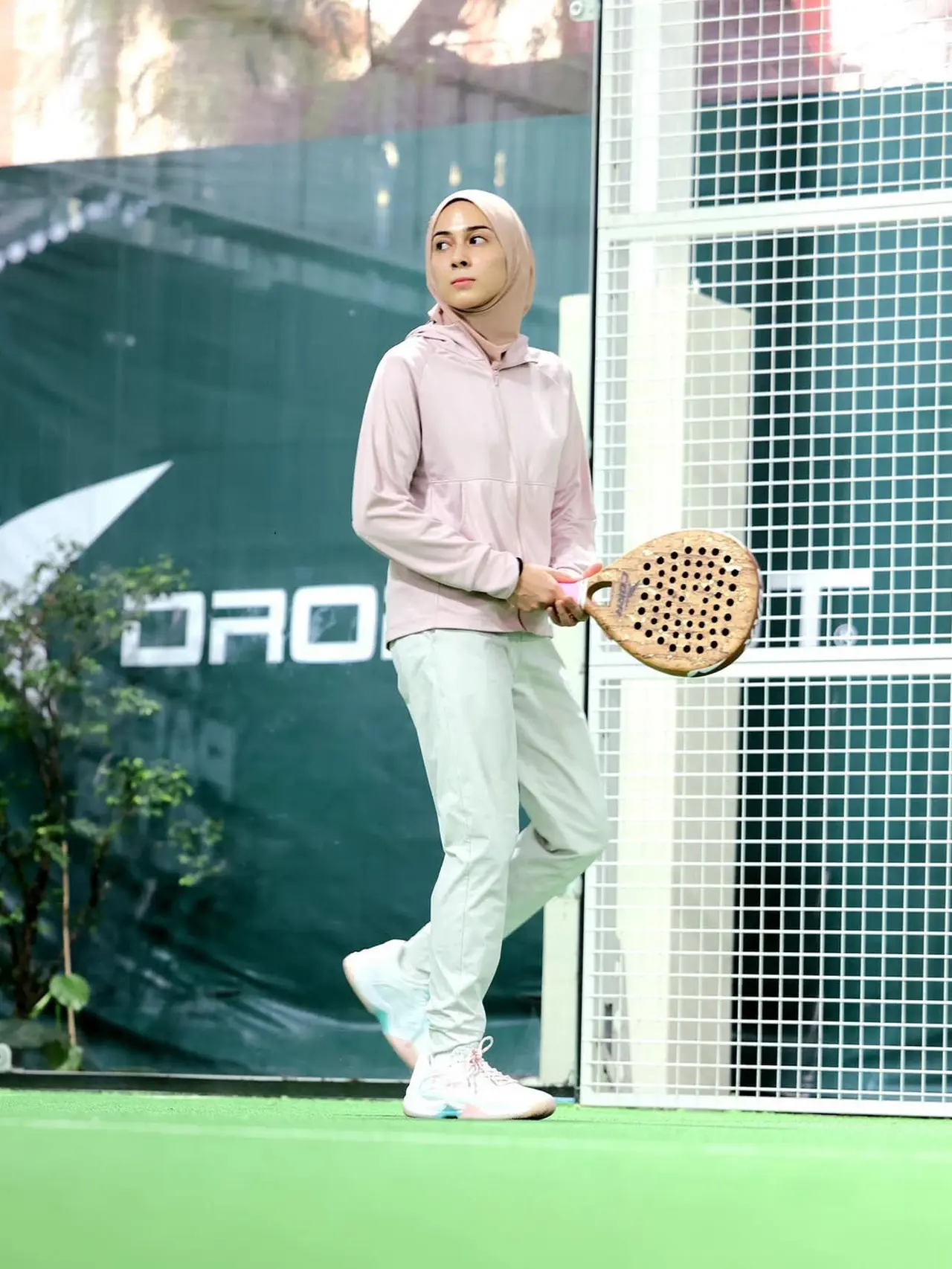7 Outfit Main Padel ala Artis Berhijab, Stylish dan Tetap Sopan