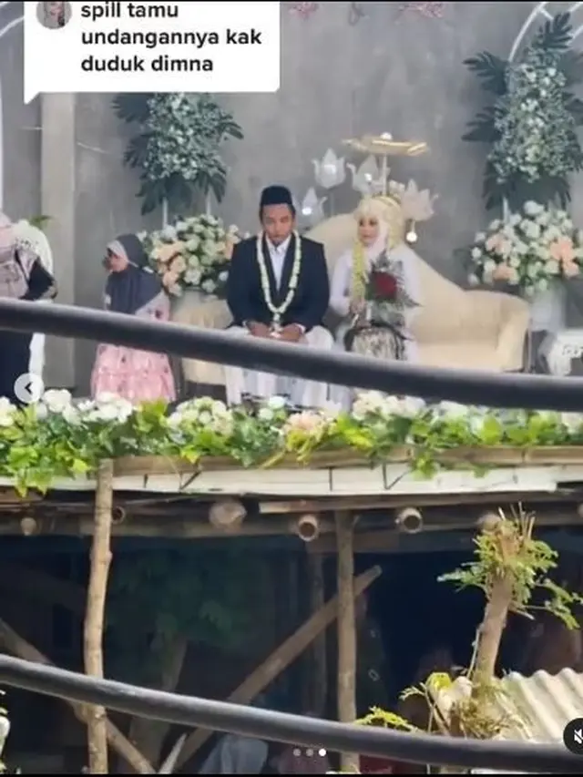 Viral Pengantin Gelar Pernikahan di Atas Genting, Jadi Spot Foto ...