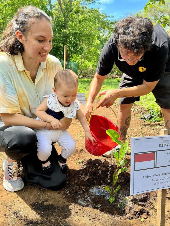 Ajarkan Anak Tanam Pohon Sejak Kecil, Gaya Parenting Nadine ...