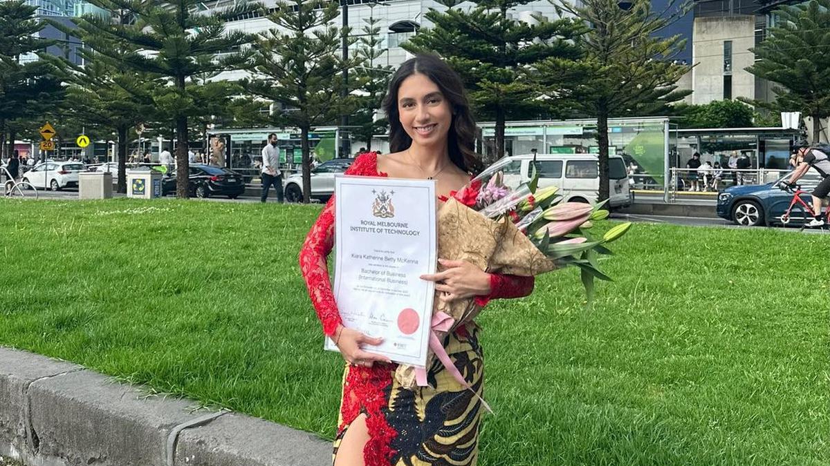 6 Potret Memesona Kiara McKenna saat Kenakan Kebaya saat Lulus dari ...