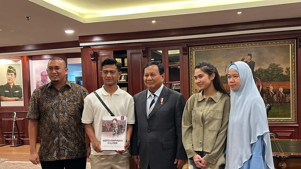 6 Potret Andre Rosiade Bareng Arhan dan Azizah, Bikin Anak-Menantu Makin Lengket - Hot Liputan6.com