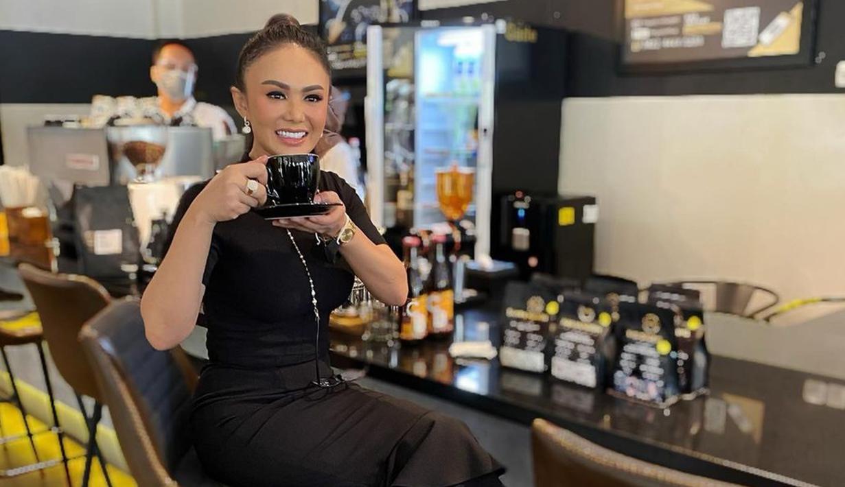 FOTO: Gaya OOTD Yuni Shara dengan Busana Serba Hitam, Menawan - Foto Liputan6.com