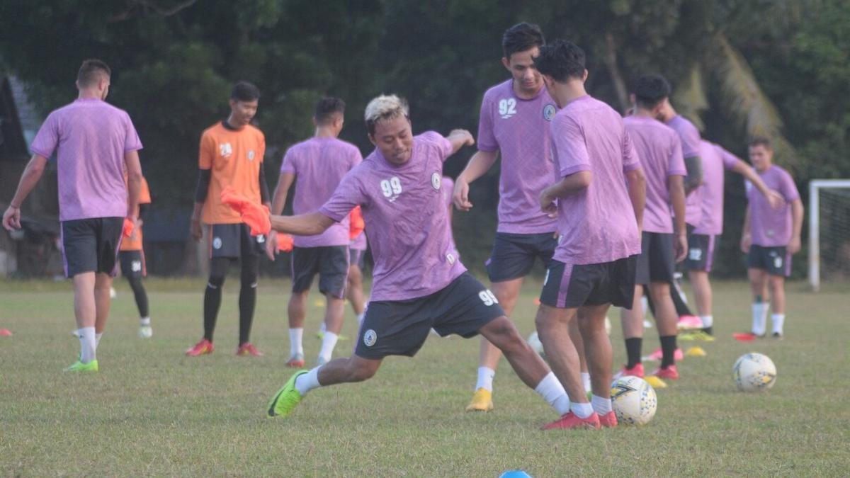 Evaluasi Seto Nurdiyantoro pada Latihan Perdana PSS Setelah Libur Lebaran - Indonesia Bola.com