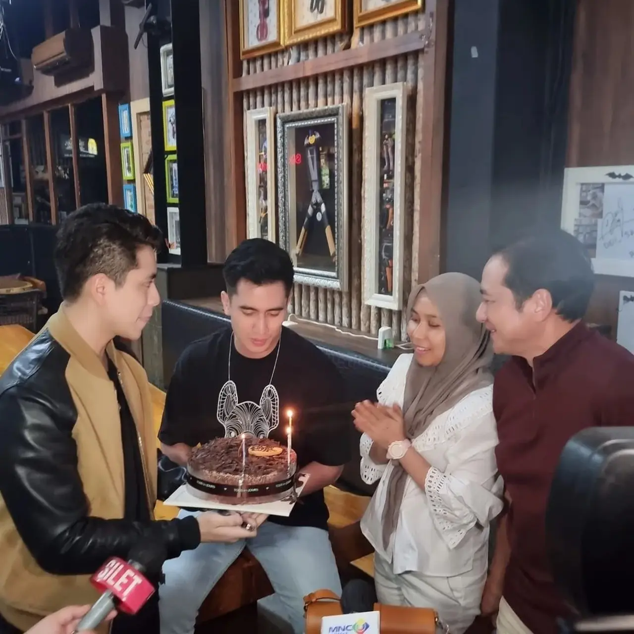 Beda Usia 15 Tahun, Ini 7 Potret Ivan Fadilla Mantan Suami Venna Melinda dan Sarni - Hot ...