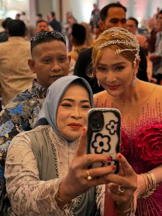 Foto-foto Inul Daratista Tampil di Acara Nikahan Anak Sultan Pamekasan ...
