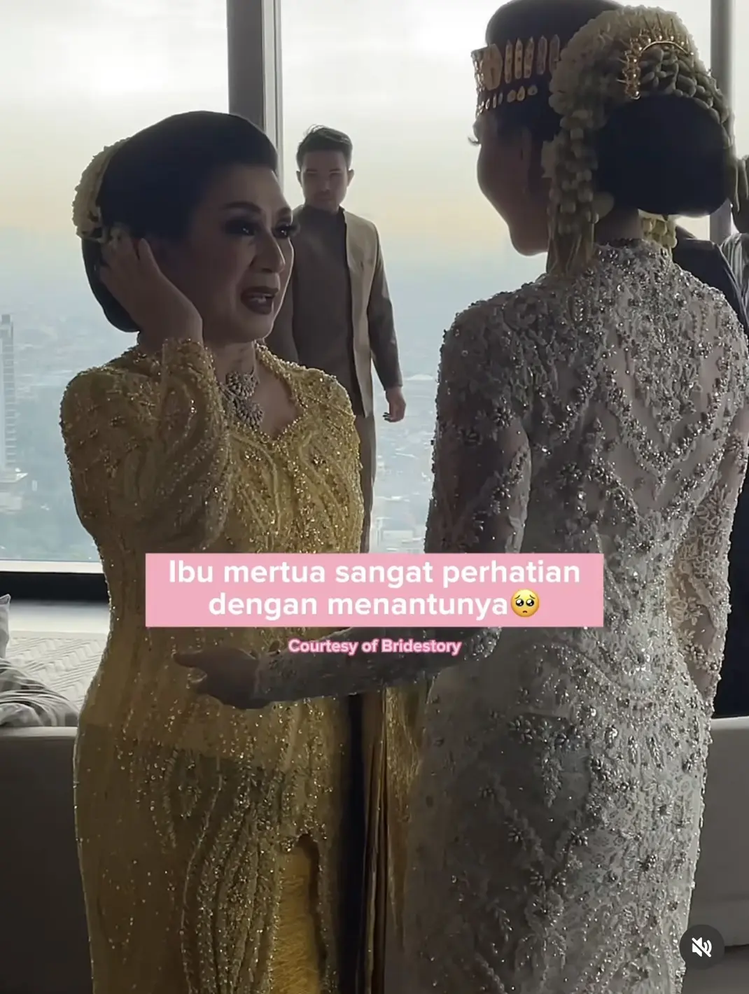 10 Potret Memukau Kebaya Adat Batak yang Bold dan Colorful 3 Kakak Ipar-Ibu Mertua Jessica Mila ...