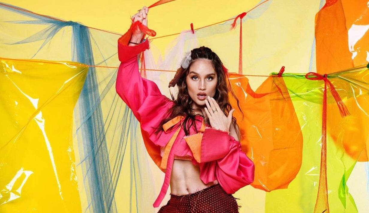Foto Gaya Cinta Laura Tampil Colourful Dalam Pemotretan Terbaru Foto
