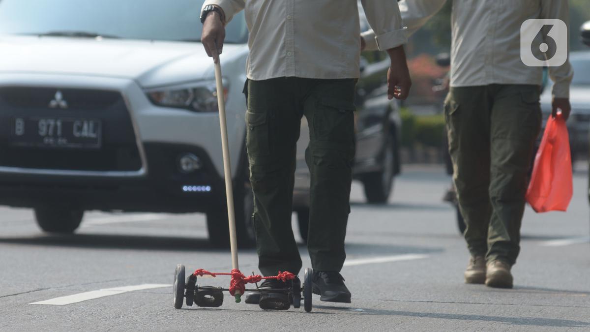 FOTO: Operasi Pembersihan Ranjau Paku di Jalanan Jakarta - Foto ...