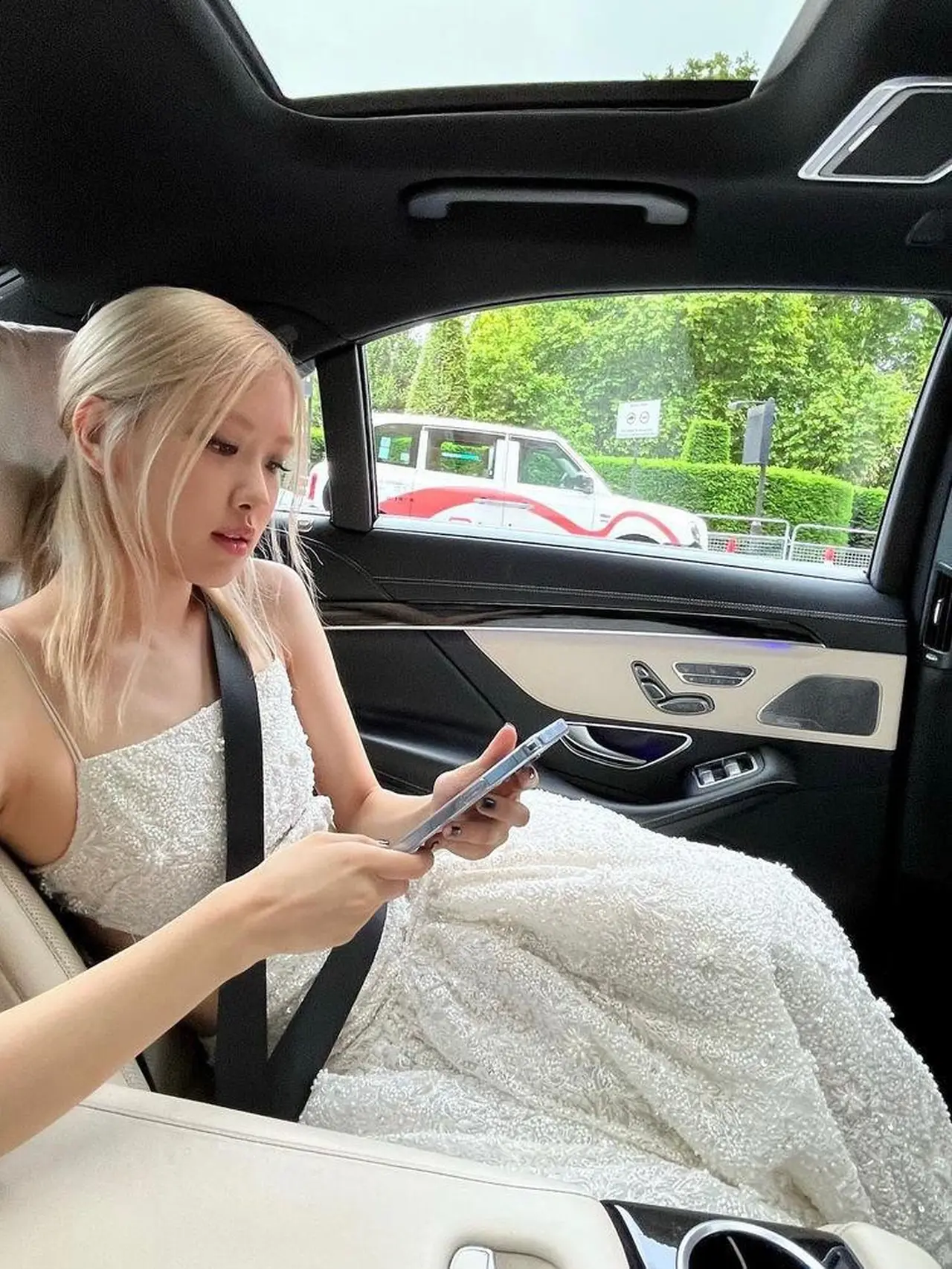 9 Gaya Elegan Rose BLACKPINK Pakai Gaun Cut Out Putih Saat Hadiri Acara Tiffany & Co, Akrab ...