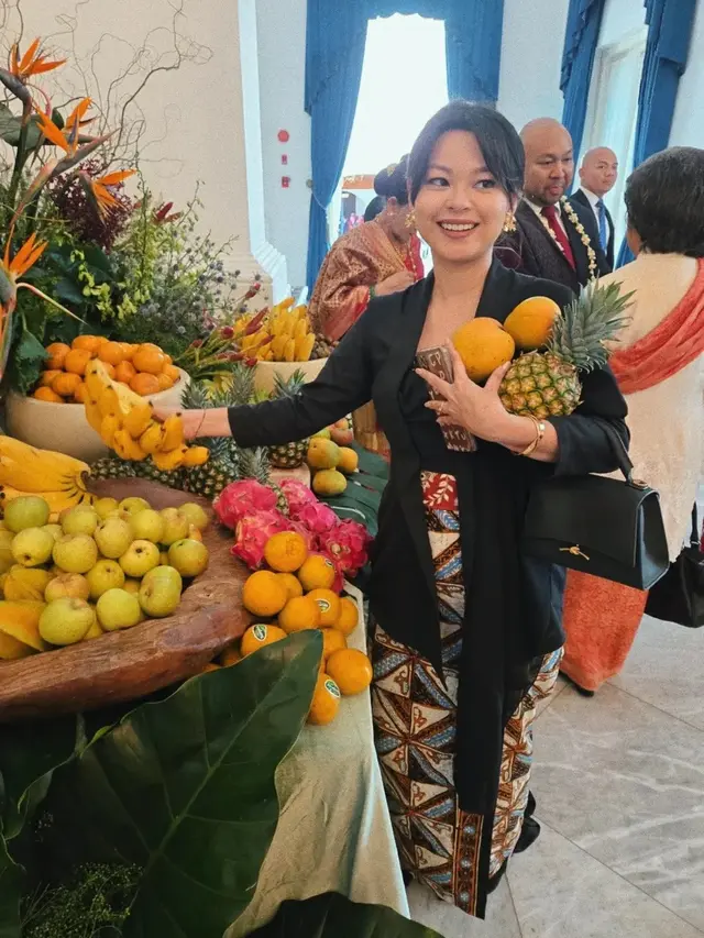 Cucu Bung Hatta Pakai Kebaya Hitam dan Kain Batik untuk Pemakaman Saat ...