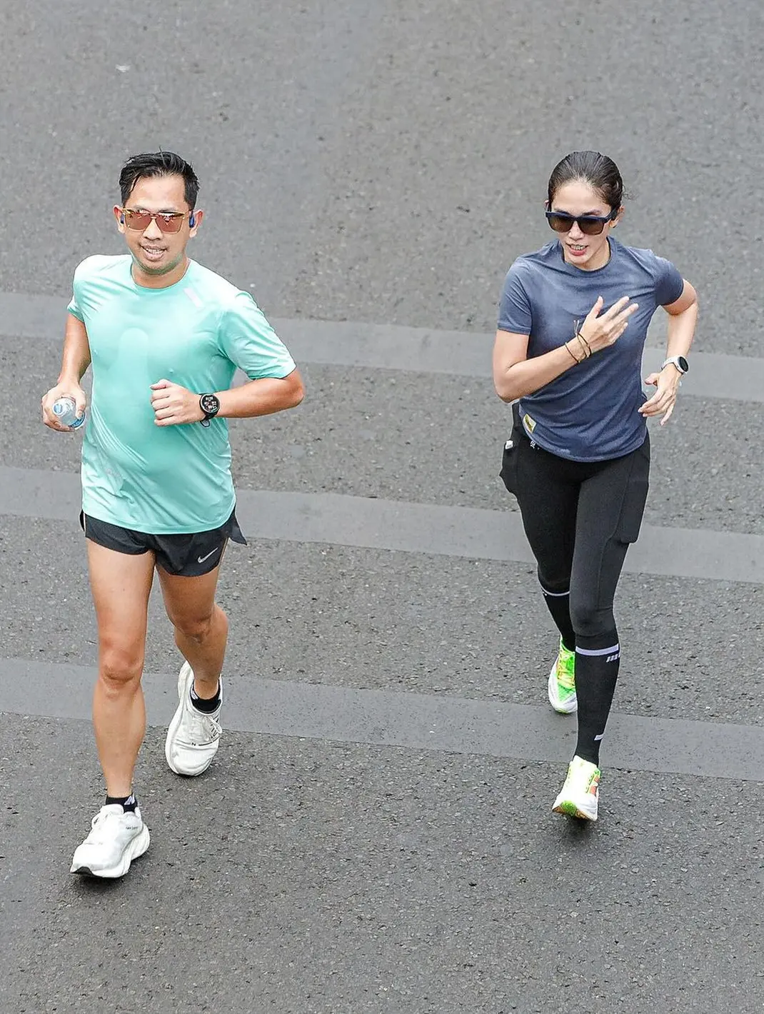 8 Gaya Atletis Ussy Sulistiawaty Kenakan Sepatu Lari Rp4,5jutaan ...