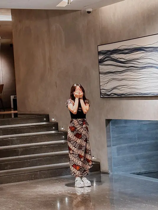 8 Potret Beda Gaya Aaliyah Massaid Pakai dan Fuji Pakai Wastra saat ...