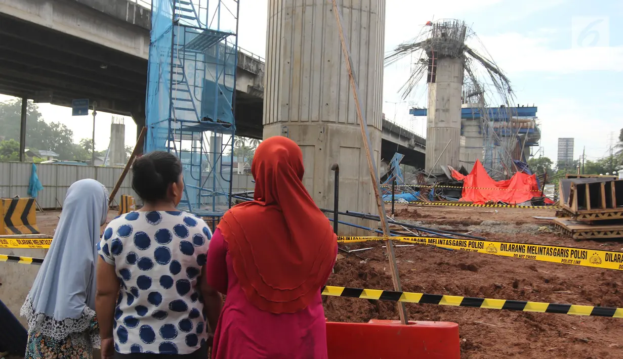 FOTO: Ambruknya Tiang Tol Becakayu Jadi Tontonan Warga - Foto Liputan6.com