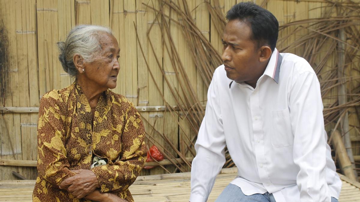 Kisah Nenek Sebatang Kara di Sumenep, Menyambung Hidup dari Seikat Sapu ...