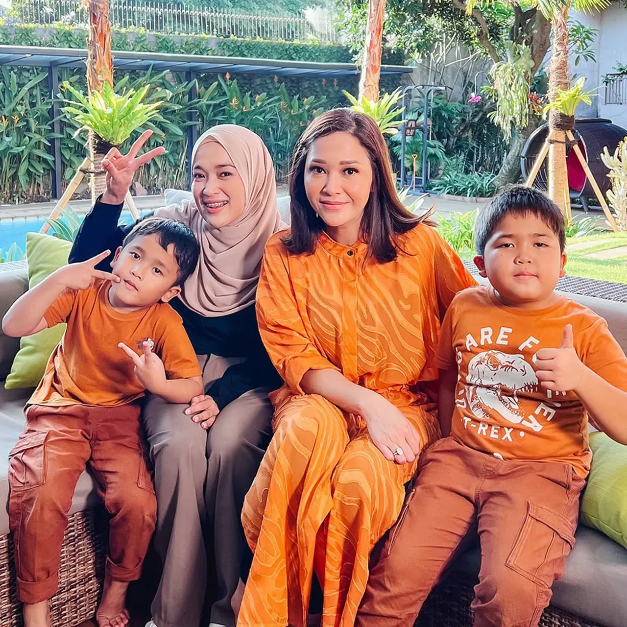 6 Potret Terbaru Ririe Fairus Mantan Istri Ayus Sabyan, Kompak Bareng ...