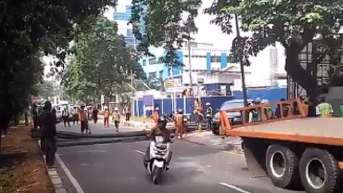 Besi Melintang di Jalan TB Simatupang, Arah Ragunan Tersendat - News Liputan6.com