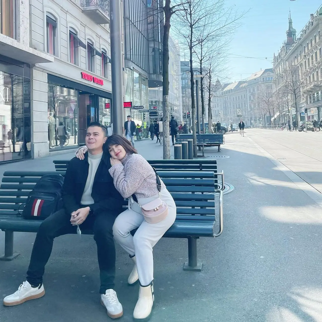 6 Potret Babymoon Rosiana Dewi di Paris, Bumil Tampil Menawan - Hot ...