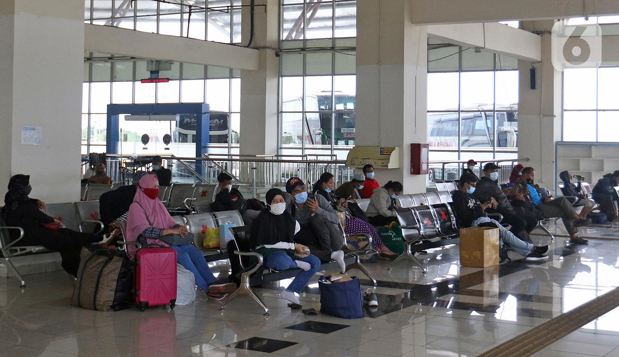 FOTO: Suasana Terminal Terpadu Pulo Gebang Jelang Imlek - Foto Liputan6.com